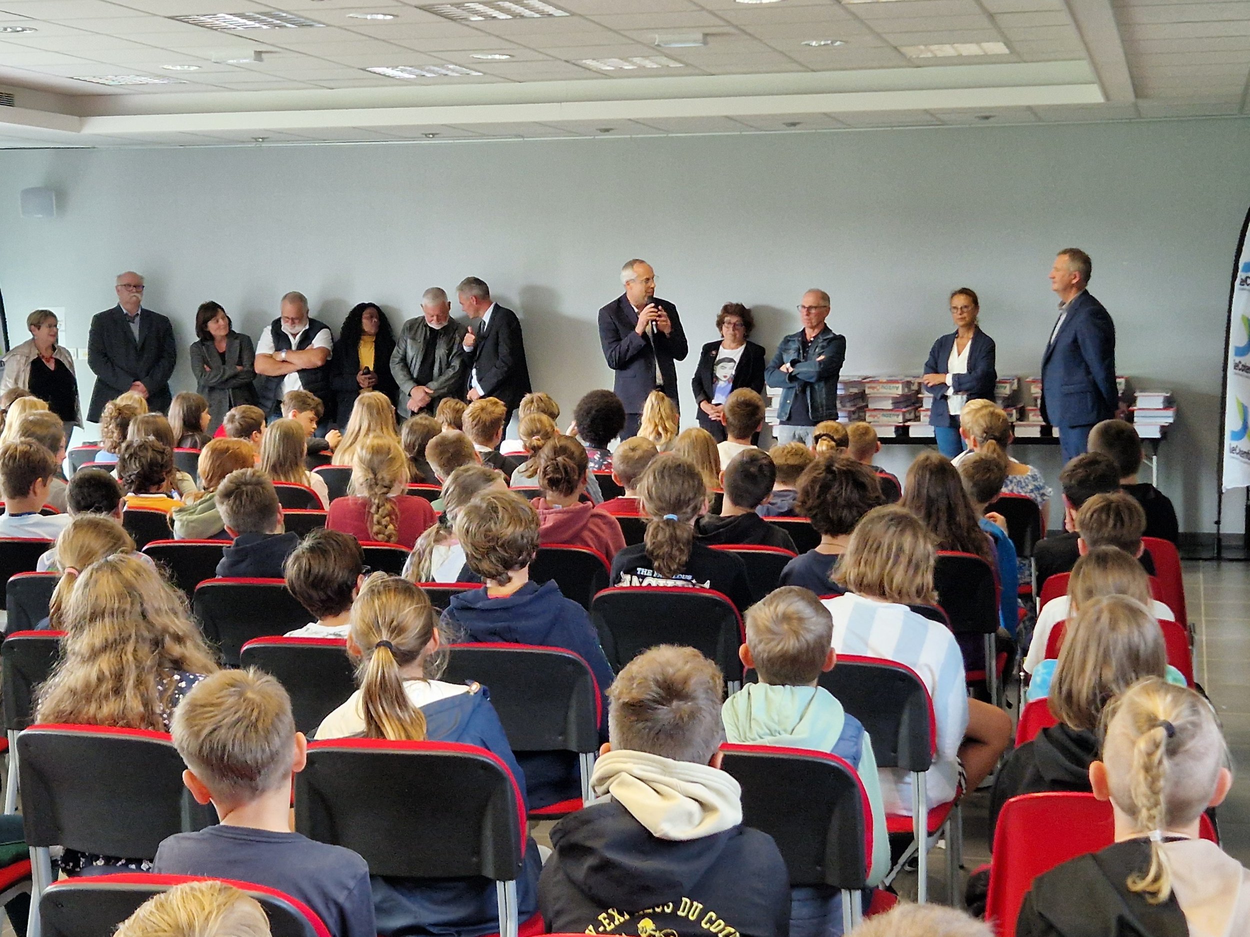 Distribution dictionnaires 6èmes - Collège Gilles De Gouberville